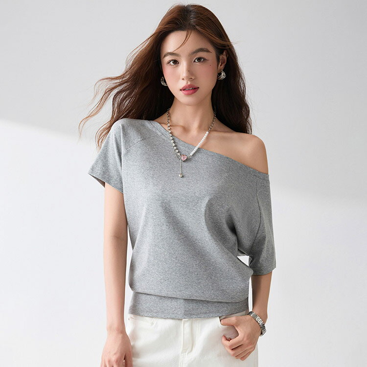 ・オフショルでデコルテを綺麗見せ ・片方の肩を落として首元の程よいオフショルで、お好みの着方を叶えます。 ・シンプルなシルエットですっきり見え。 サイズ S M L XL サイズについての説明 【サイズ】 【S】 着丈57.5cm バスト1...