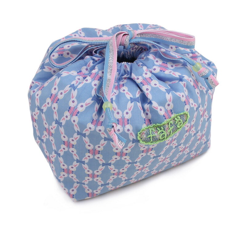 fafa人気アイテムのランチポーチ 巾着タイプのお弁当入れです。 内側はアルミシートで保温保冷機能あり。 BU.RABBIT(ブルー ラビット)柄 ※総柄のため商品によって柄の位置が異なります。 サイズ 底面：縦10cm × 横14.5cm...