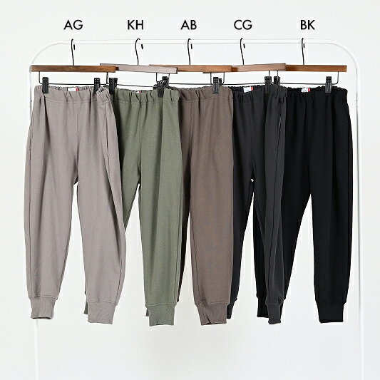 メーカー希望小売価格はメーカー商品タグに基づいて掲載しています 本体：ポリエステル65％、綿35％ リブ部分：ポリエステル63％、綿34％、ポリウレタン3％ 中国製 T/C裏毛を使用したスウェットパンツ。 ウエスト総ゴム。 裾リブ。 左右に...