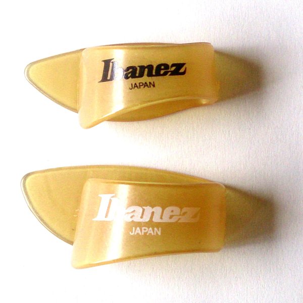 Ibanez UL Series ULTEM ULTEM樹脂のみを使用した、素材にこだわったホンモノ。 形状：サムピック 材質：ウルテム　 厚さ：HEAVY(1.0mm) 販売単位：1枚 大きさ：MEDIUM / LARGE MEDIUM ...