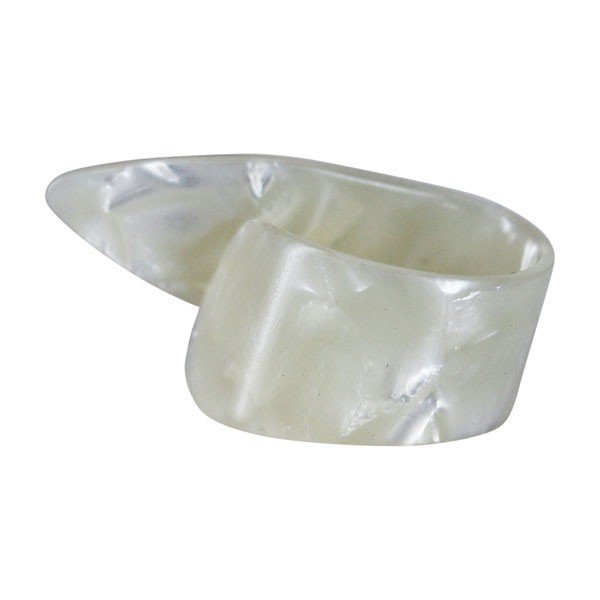 ホスコ　サムピック ミディアム 形状：サムピック サイズ：ミディアム 材質：パーロイド 販売単位：1枚 昔ながらの弾き心地が根強い人気を持つパーロイド製サムピックです。他の材質にはない独特の弾き心地とサウンドが癖になります。