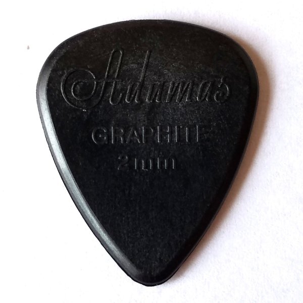 ジムダンロップ　ADAMAS PICK 15R GRAPHITE 2.0mm Grateful Deadのギタリスト、Jerry Garciaが使用していたことで有名なグラファイト製のピックです。 フルートトーン、スムーズなアタックが特徴で...