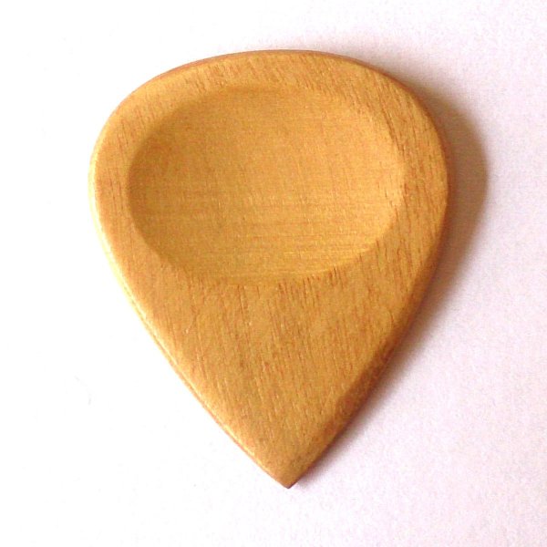 Steve CLAYTON USA ピック Exotic Blond Wood ブロンドウッドを使用したピックで、うるさくない豊かなトーンです。リズミックなベースに最適。 材質：ブロンドウッド 形状：ティアドロップ 販売単位：1枚 天然素材...