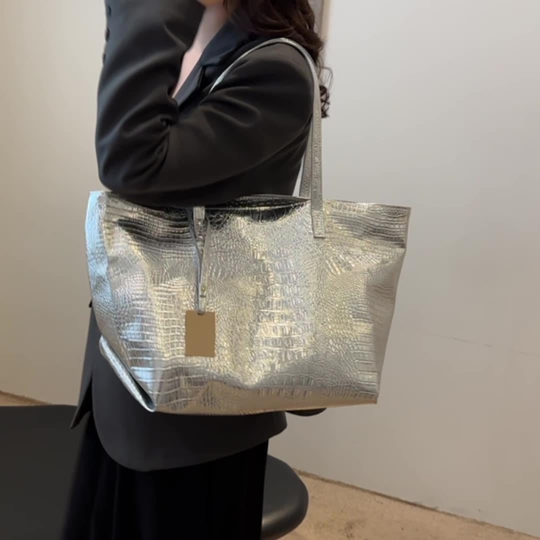 ブラック、シルバー、ゴールド素材:特殊 サイズ:上幅 48.5cm × 下幅 29cm × 高さ 27.5cm × 厚度 21cm 持ち手:23cm 重さ:0.26kgトートバッグ 新作 高級感 シンプル 大容量 通勤沖縄・離島向けお客様:...