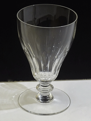 ■Baccarat(フランス) ■海外直輸入USED品 ■無色透明クリスタル ■高さ：13cm　口径：7．7cm　容量：200cc ■ブランド箱無し ※こちらは1936年以前の品のためバカラのロゴマークがありません。その他、特に脚の部分をは...