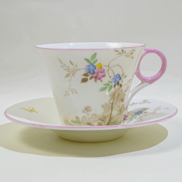 現在はなくなってしまいましたが今でも人気のあるイギリスの陶磁器メーカーの品です。 ■Shelly(イギリス) ■海外直輸入USED品 ■絵付け方法：ハンドペイント＋転写 ■カップ 口径：約8．8cm　高さ：約6．8cm　容量：200cc ■...