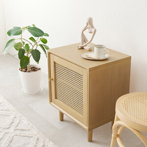 ラタン かごめ編み サイドテーブル RT-1242 ラタン素材 かごめ編みサイドテーブル 天然素材のラタンでかごめ編みを施した扉が、木のぬくもりに馴染みながら透け感を演出するオシャレなサイドテーブルです。編み目の隙間から中が少し見える仕様。...