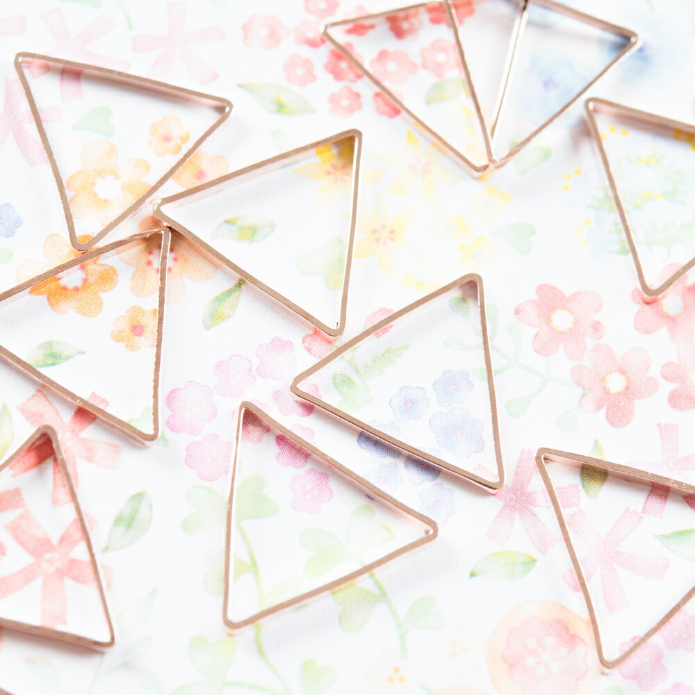 レジン枠・埋め込み・チャーム・ピアス・サイズ別同士で重ね使い等、アイデア次第で多彩のアレンジができるフレームパーツです。数量：10個現在販売中タイプ一覧：【7種類】ハート、丸、三角、四角、星、ダイヤ、涙（いずれも3サイズ有り）4サイズが少量...