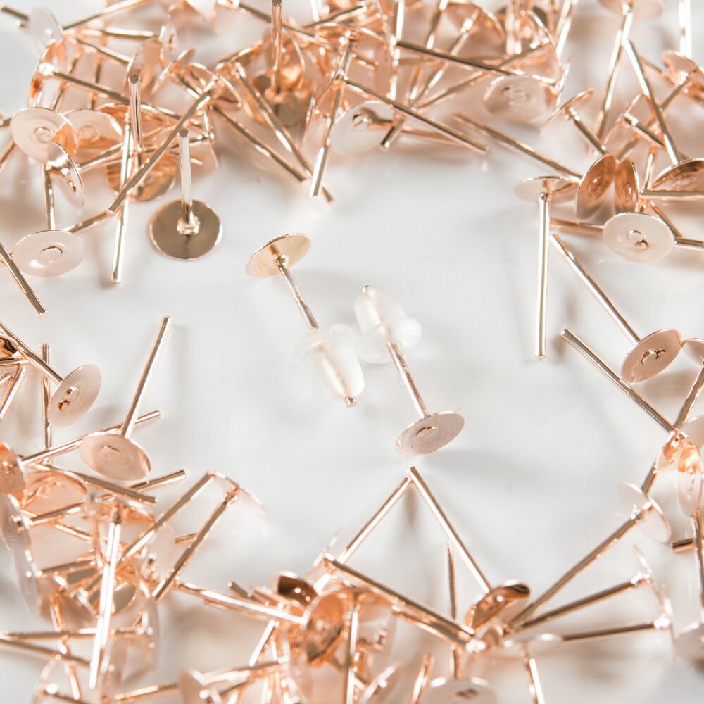 平皿タイプのピアスの販売ページです。こちらはシリコンキャッチ(写真参照)とセット販売です。個数：ピアスとキャッチ100個ずつ素材：真鍮メッキ・ロットによる色味の違い、一部の仕様変更など違いが生じることがございます。予めご了承ください。