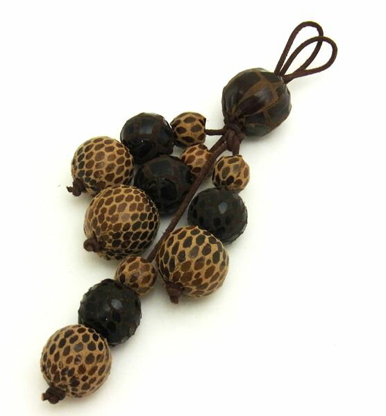 【ご購入前に必ずお読みください】 ※ 本製品はインドで現地の人によりひとつひとつ手作りで作られていますのでビーズの柄の見え方や革紐の長さに多少の違いあるなど掲載画像と 全く同じ作りの製品が届くとは限りません。それぞれ少しずつ違うオリジナル作...