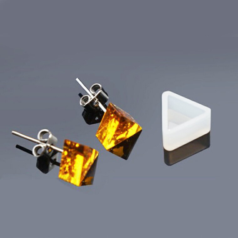 商品について 商品名 シリコン製レジン型(シリコンモールド シリコン型)ミニ三角 8mm×8mm 商品説明 鏡面仕上げ （鏡面とは出来上がりは曇らない、磨く作業が要らないつるつる状態です。） 高品質のシリコン液を使用しているので柔らかいシリ...