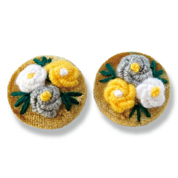 ハンドメイドデコ・アクセサリーに♪ レトロな雰囲気が可愛い☆ お花の刺繍をほどこしたくるみボタンです。 布小物や衣服などに縫い付けてご使用できます。 内容量：2個入 サイズ（約）：直径27mm 厚み10mm※モニターの発色の具合により、実物...