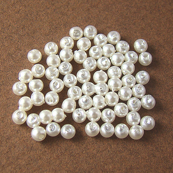 3mmサイズのパールビーズです。 手作りのアクセントなどに＊ 内容量：約3g サイズ（約）：直径3mm※モニターの発色の具合により、実物と多少色が違う場合が御座いますがご了承ください。