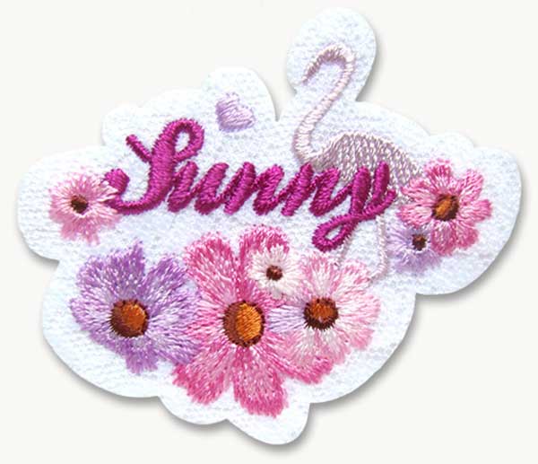 レースをあしらった生地の上に丁寧な刺繍をほどこした 高級感のあるワッペンです。 シンプルな衣服やハンドメイド作品のデコレーションに♪ アイロンで簡単に接着できます。 ■ワッペンサイズ： 幅（約）6.3cm×高さ（約）5.5cm ■アイロンで...