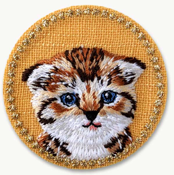 毛並みをリアルに刺繍したねこのかわいいワッペンです。 手作りグッズのアクセントにどうぞ。 アイロンで簡単に接着できます。 ■ワッペンサイズ： 幅（約）4.3cm×高さ（約）4.3cm ■アイロンで接着できます。 ■ 主な材質：ポリエステル、...