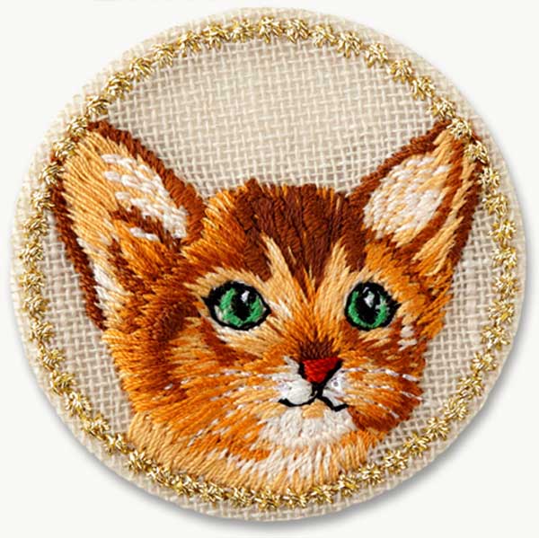 毛並みをリアルに刺繍したねこのかわいいワッペンです。 手作りグッズのアクセントにどうぞ。 アイロンで簡単に接着できます。 ■ワッペンサイズ： 幅（約）4.3cm×高さ（約）4.3cm ■アイロンで接着できます。 ■ 主な材質：ポリエステル、...