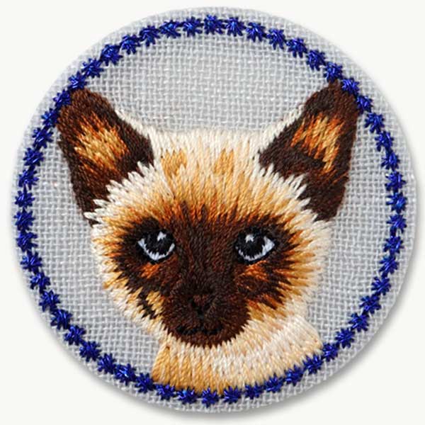 毛並みまでリアルに刺繍した子ネコのかわいいワッペンです。 手作りグッズのアクセントにどうぞ。 アイロンで簡単に接着できます。 ■ワッペンサイズ： 幅（約）4.3cm×高さ（約）4.3cm ■入り数：1コ入 ■アイロンで接着できます。 ■ 主...