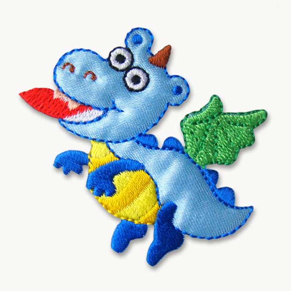 ツヤ感のあるサテン生地を使用したかわいいワッペンです 童話のキャラクター達で組み合わせるのがおすすめ♪ アイロンで簡単に接着できます。 ■ワッペンサイズ： 幅（約）5.4cm×高さ（約）5.1cm ■アイロンで接着できます。 ■ 主な材質：...