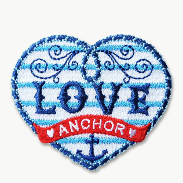 LOVEのロゴと小さなアンカーを刺繍したハートの形のワッペンです。 アイロン接着するだけで簡単にリメイク＆デコが楽しめます♪ ■ワッペンサイズ：幅（約）5.5cm×高さ（約）4.8cm ■入り数：1コ入 ■アイロンで接着できます。 ■ 主な...