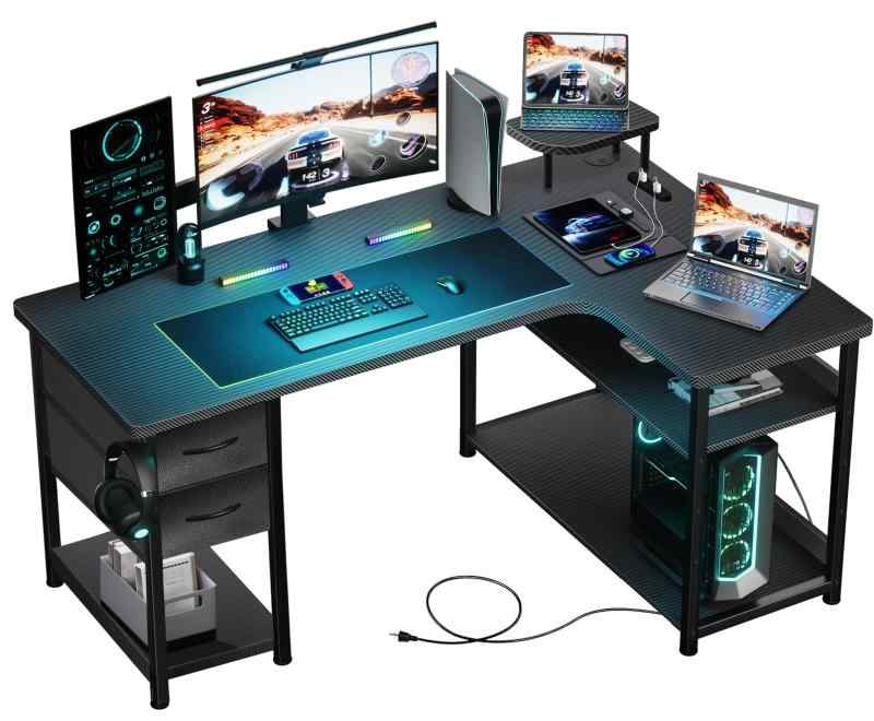 GTPLAYER ゲーミングデスク パソコンデスク L字 カーボン調 コンセント付き 引き出し付き ラック モニターアーム対応 棚高さ調節可能 ゲームデスク 小型モニター台 配線穴 右棚 DL004 Black 幅140c【高級感溢れるカー...