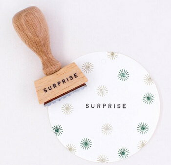 商品詳細 商品名 四角形スタンプ 柄名 サプライズ メッセージ 英字（SURPRISE） 商品説明 木製　四角形スタンプ。 押しやすいシャープとどことなく愛らしいアンティーク調のデザイン。手帳やカードメイキング、プレゼント包装など用途は色々...