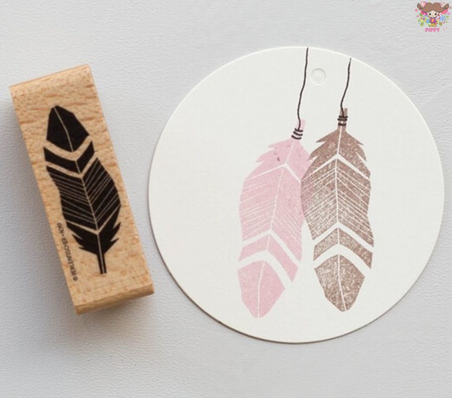 商品詳細 商品名 四角形スタンプ 柄名 FEDER 2 商品説明 木製　四角形スタンプ。 押しやすいシャープとどことなく愛らしいアンティーク調のデザイン。手帳やカードメイキング、プレゼント包装など用途は色々！そこに置くだけで雰囲気たっぷりで...