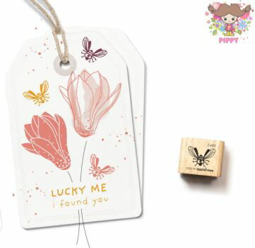 商品詳細 商品名 四角形スタンプ 柄名 Lotti the Bee 商品説明 木製　四角形スタンプ。 押しやすいシャープとどことなく愛らしいアンティーク調のデザイン。手帳やカードメイキング、プレゼント包装など用途は色々！そこに置くだけで雰囲...