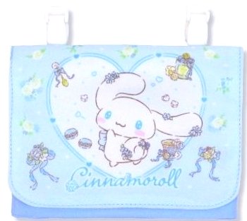 ポケットがない服のポケット代わりにつかえます！ ●取り外し可能なクリップ付き ●2サイズのポケット付き（ファスナー付きポケット＋ポケットティッシュ） ●内ポケットにネームタグ ●ふたにはワンタッチテープ付き ●本体　ポリエステル ●MADE...