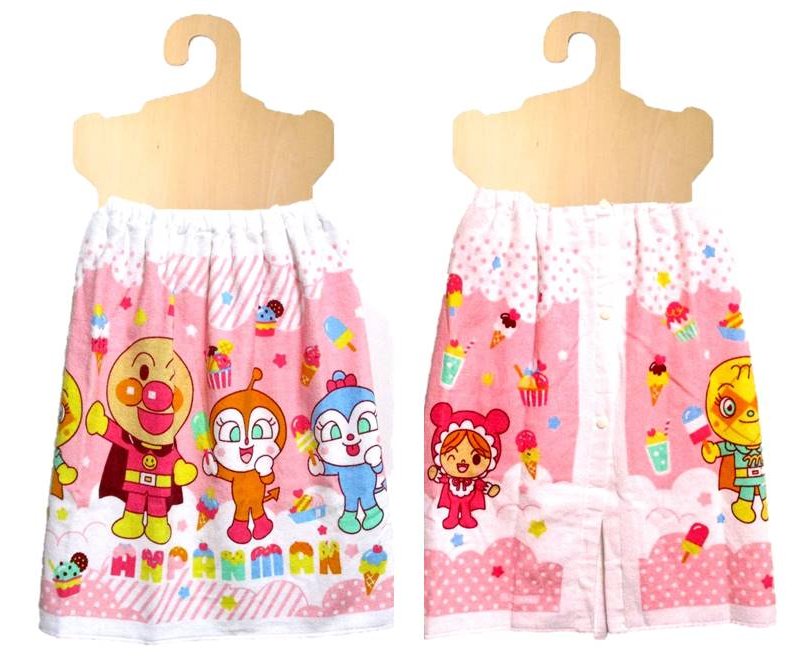 ＜着替えるときにくるっと巻いて！日よけマントやお風呂あがりにも！＞ ●サイズ　約60×110cm（ゴム入り） ●素材　綿100％　顔料プリント ●裾裏側にお名前タグ付き ■MADE IN CHINA ◆タオルですのでギャザー部分が少し剥げた...
