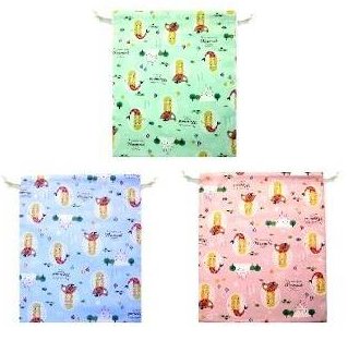 ＜体操服入れとしてはもちろんの事、ちょっと大きめの巾着袋として便利です。結構たくさん物が入るので重宝します＞ ●生地−オックス（綿100％） ●出来上がりサイズー　幅ー約27cm、高さー約32cm（画像にもサイズ表示があります。） ◆柄の出...