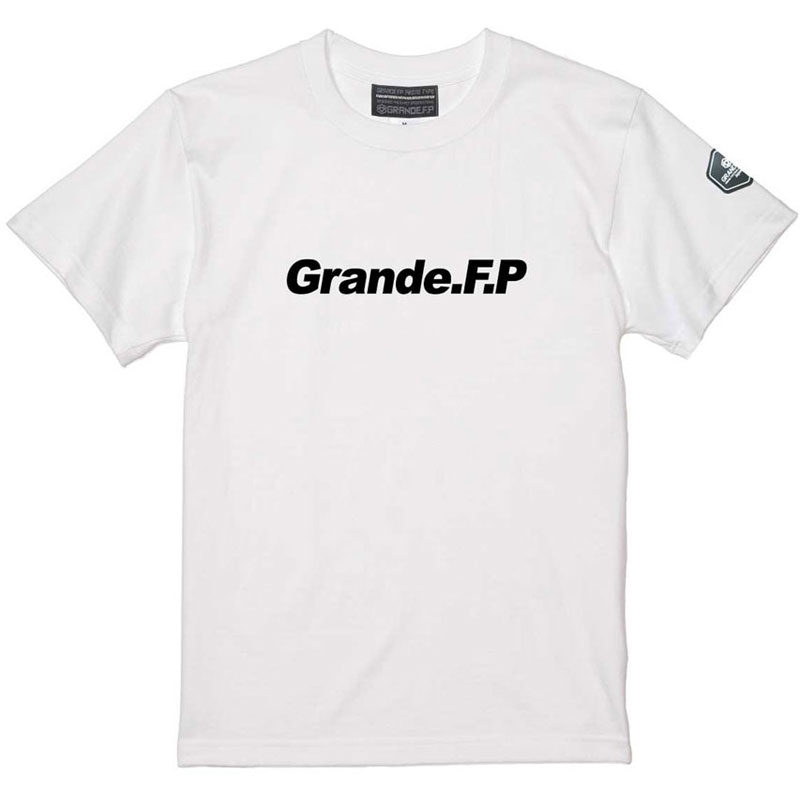 商品の説明 GRANDE.F.P定番素材.5.6オンス生地を使用した、ポップにデザインされたGrande.F.Pロゴと、袖にGRANDE.F.P.ヘキサゴン.シリコンラバーワッペンがインパクトを与える、Tシャツが登場。 Tシャツ選びの重要な...