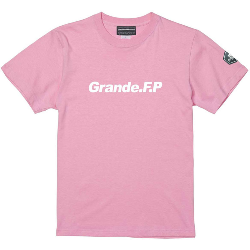 商品の説明 GRANDE.F.P定番素材.5.6オンス生地を使用した、ポップにデザインされたGrande.F.Pロゴと、袖にGRANDE.F.P.ヘキサゴン.シリコンラバーワッペンがインパクトを与える、Tシャツが登場。 Tシャツ選びの重要な...