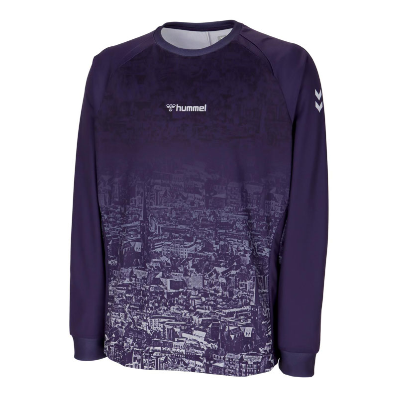 シルエットや細かいディティールにこだわったFOOTBALLシンプルライン。 オンピッチでの着用を想定しポリエステル素材を採用。 デンマークの街並みを表現したグラフィックを全面に施した、リラックスシルエットのプラクティスシャツ。 対象：メンズ...