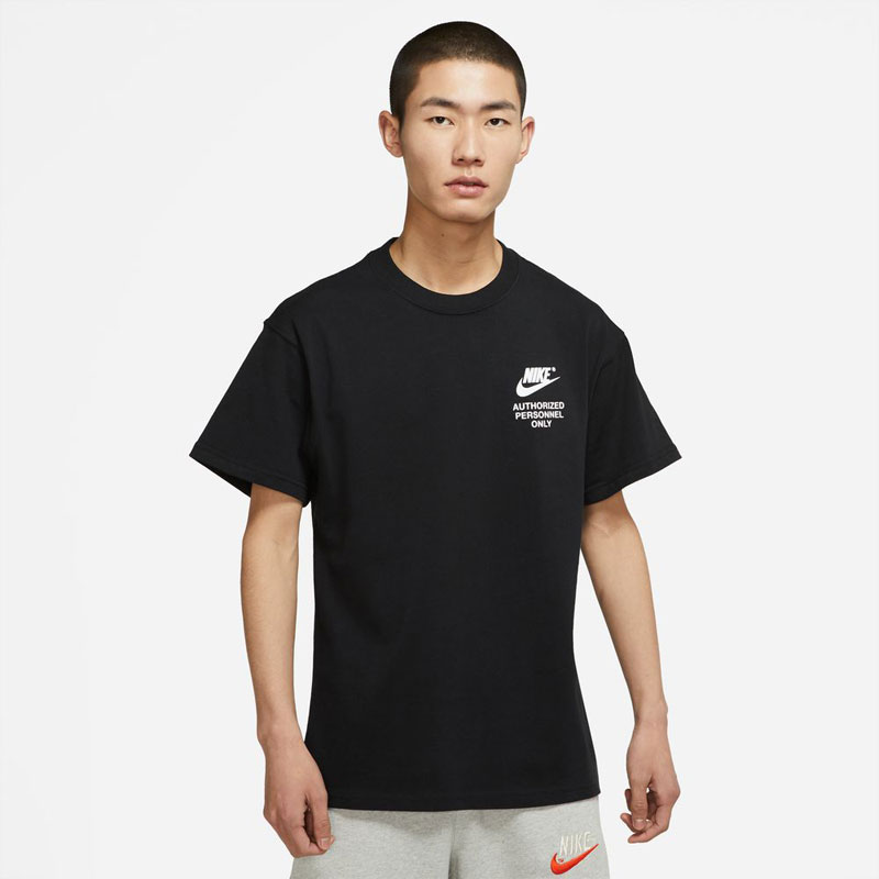 ナイキ スポーツウェア Tシャツは、厚手のコットンジャージーとマックス90のシルエットにより、特別な構造とデザインを実現。 NBAのプレーヤーとスタッフのためにデザインされた入手困難なアパレルをイメージしたプリントディテールをあしらっていま...