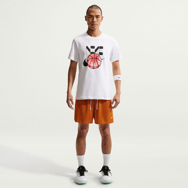 このグラフィックTシャツで、ゲームの流れを変えましょう。 柔らかく軽いこのTシャツなら、シュート練習にも、オフコートのスタイルにもぴったりです。 柔らかな軽量コットン素材は、普段着に最適。 対象：メンズ・ユニセックス 素材：本体:綿 100...