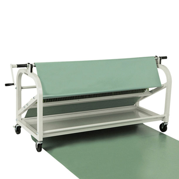 巻取りと同時にシートに付着したゴミや埃を取り除きますから、いつも清潔に収納できます。'サイズ：長さ60×幅153×高さ80．5cm重量：30kg素材：本体＝スチール・ブラシ部＝PET材付属品：芯棒1本付・ハンドル1本付【カラー】フロアシート...