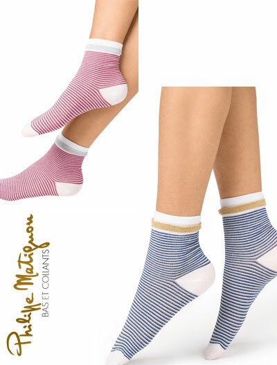 インポートボーダーソックス「NICE calzino 」は、明るく爽やかなデザインが特徴です。ボーダー柄にラメのアクセントが加わり、足元を華やかに演出します。上質な素材を使用しており、快適な履き心地を提供します。日常の様々な場面で活躍する一...