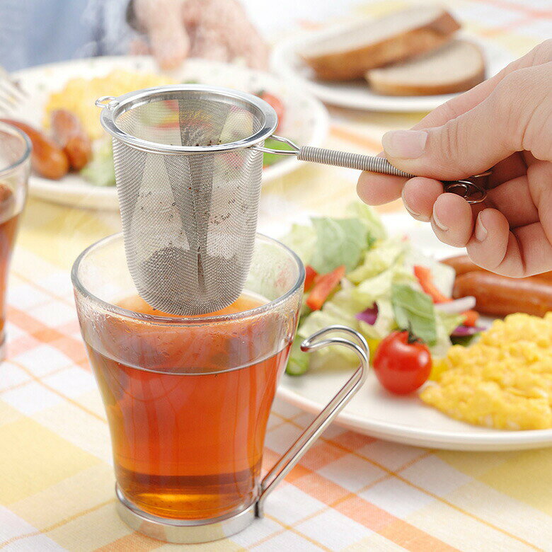 【商品説明】●急須を使わずマグカップや湯飲みにピッタリセット出来る茶こしです。●ポットから直接お茶出しが出来て急須を洗う手間も省けます。●深さのあるタイプなので一度に通常より多めのお茶っ葉を入れることが出来ます。●出来具合が目に見えるので、...