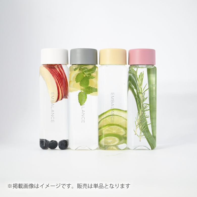 【商品情報】飲み物がまろやかに感じられるウォーターボトル。軽量で持ち運びしやすいウォーターボトル400mlです。飲み物を入れるだけでまろやかに感じられるエンバランス加工されています。四角いフォルムで倒しても転がる心配がありません。シーンを問...