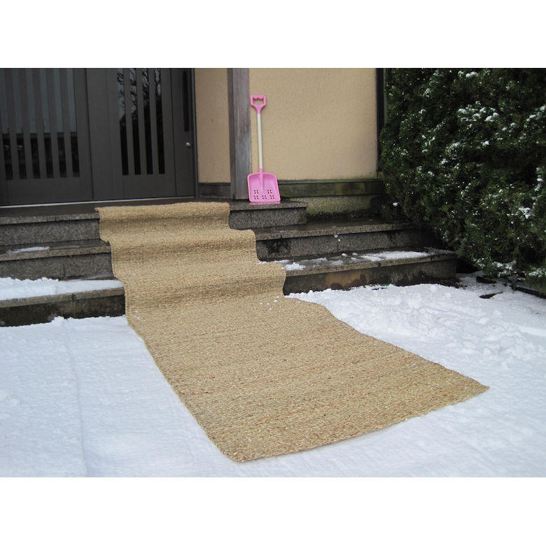 【商品情報】●降雪で滑りやすい玄関先や駐車スペースの滑り防止に、秋〜春の通年使用できます。●【春〜秋】ぬかるみや水濡れから足元をしっかりガード！●【冬】水草の編目が積雪面に食い込み安心な通路を確保します！●庭園の通路や玄関先、ウッドデッキな...