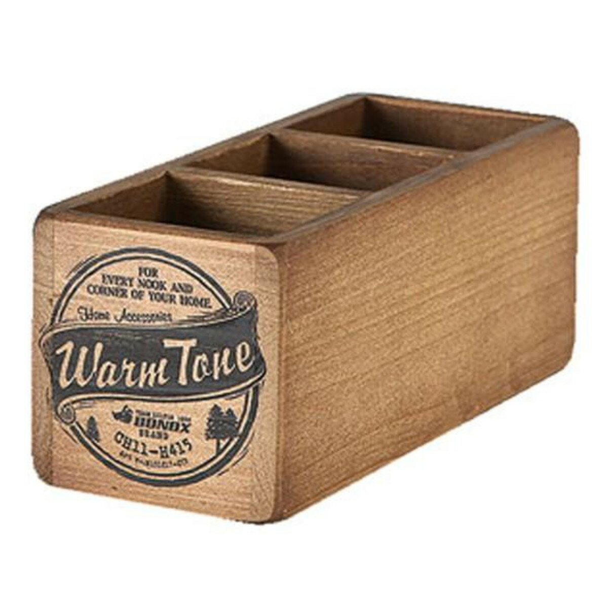 【商品情報】デスク、キッチン等様々なシーンで活躍する木製ボックスです。分別収納がしやすい3分割タイプです。木製ならではの日々増していく味わいをお楽しみいただけます。リアルなアンティークフィニッシュと英字印刷の剃れ感は、こだわり屋さんも納得の...