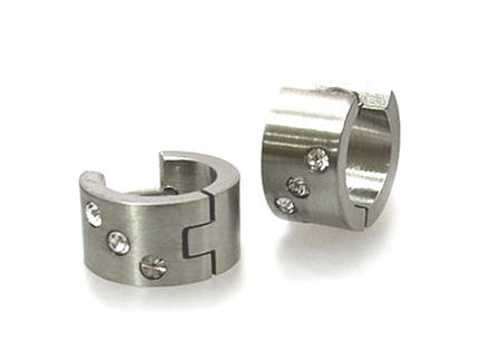 ★その他ステンレスピアスはこちら★　 　 　　　 ステンレス ワイドフープピアス ステンレス製のフープピアス。 表面はツヤ消し加工が施されており、3粒のジルコニアがキラリと輝きます。 ステンレス製の為アレルギーの心配もいらず、酸化で黒ずむこ...