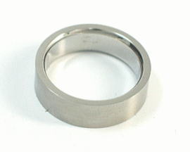 今さまざまなブランドでも注目されているステンレス製のリングが登場。 至極シンプルなデザインリングは、ステンレス特有の冷たい輝きを際立たせます。ステンレスは丈夫で傷付きにくく、錆びにくいので、お手入れも簡単。ペアリングとしてもオススメです。 ...