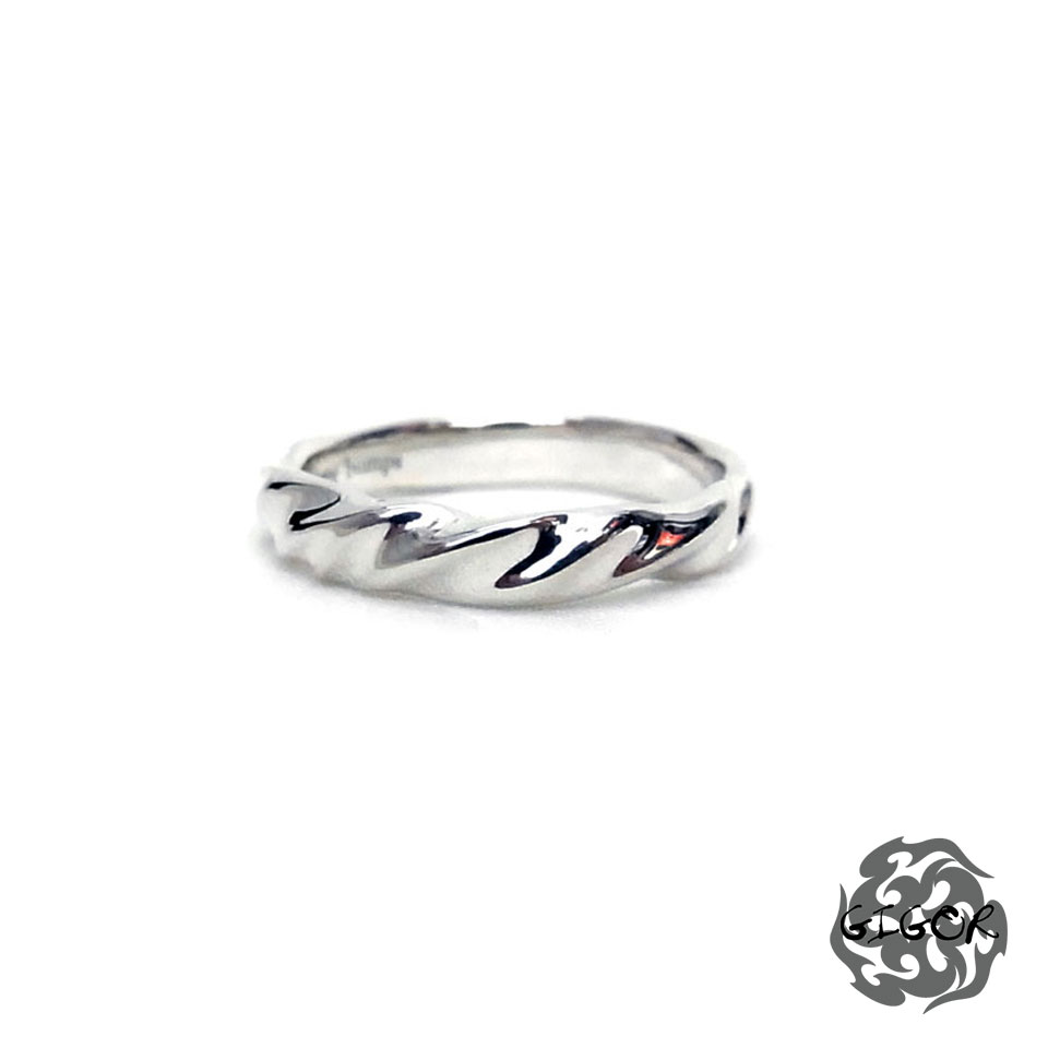 ギフト対応■商品詳細■素材シルバー925サイズ最大幅4.5mm付属ギャランティーカード、ボックス注意お使いのモニターにより発色の見え方が異なる場合もございます。詳細サイズ展開1号?25号（規格外はお問い合わせください。）