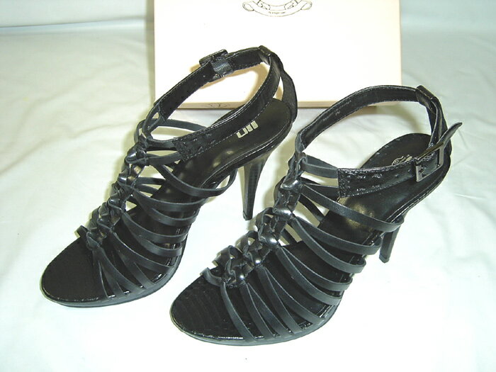 【USAサイズ】 素材 素材、合皮素材＆ポリエステル素材 生産国中国 サイズ JLOのシューズは USA7→日本サイズ24CM が目安です。 特徴 カカトの高さ、約9センチです。 タウン、通勤に活躍しますね！ ご注意 ▼素材の特性上、摩擦等...