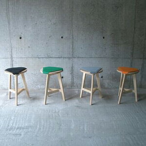 注意 : 代金引換はご利用いただけません。abodeF2A カラフルなパッドとスツール本体のコントラストが、空間にアクセントを加えます。 1.4kg と軽量の為、持ち運びが容易で、あらゆるシーンに活用できます。 サイドテーブルとして使用した...