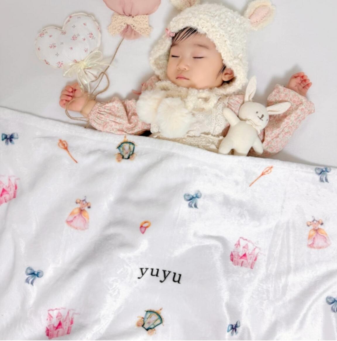 商品情報素材ポリエステル100%　（片面プリントの為、ブランケットの裏面は白色となります）サイズ約91cm×約66cm（多少の誤差ございます）納期17営業日（土日祝除く）以内に発送いたします。お急ぎ対応は不可厚みについて通年用として少し厚み...