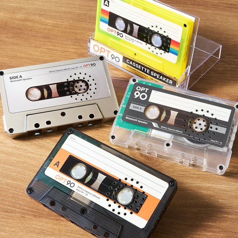 カセットテープを知っている方は「懐かしい！」、知らない方は「レトロで可愛い！」と思うこと間違いなし！カセットテープそっくりに作られたポータブルスピーカーです。Bluetooth接続・microSDカードに対応。収納ケースはスタンドしても使え...