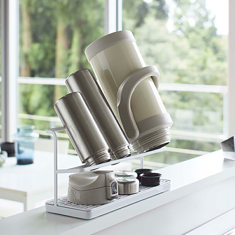 サッと立てかけるだけ！マグボトルからジャグボトルまで干せる大容量ボトルスタンド。置き場所に困る2リットルサイズのジャグボトルが2個収納可能。トレー部分は本体左右の溝にしっかり収まります。取り外しも簡単！トレーの縁は水滴などがこぼれにくい構造...