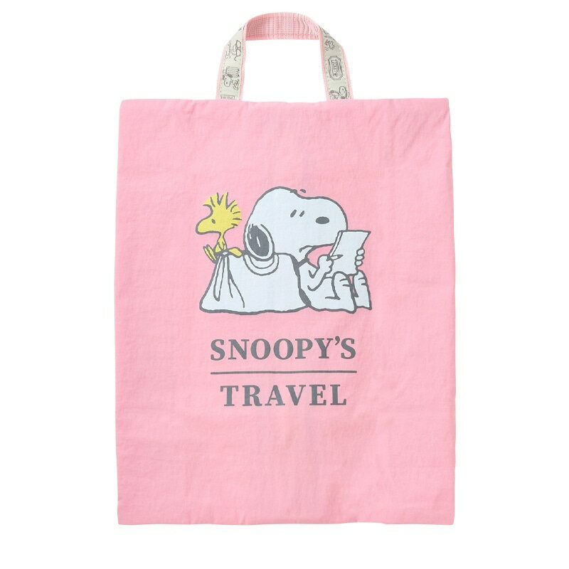 PLAZA限定カラー！スヌーピーのデザインがかわいい、マルチ収納ポーチです。しっかりとマチがあるので、着替え入れやシューズポーチとして大活躍するアイテムです♪ 【サイズ】約 W30×H39.5×D11cm &copy; 2025 Peanu...